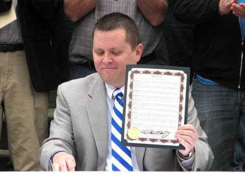 Mosley signs bicentennial proclamation - Harlan Enterprise | Harlan ...